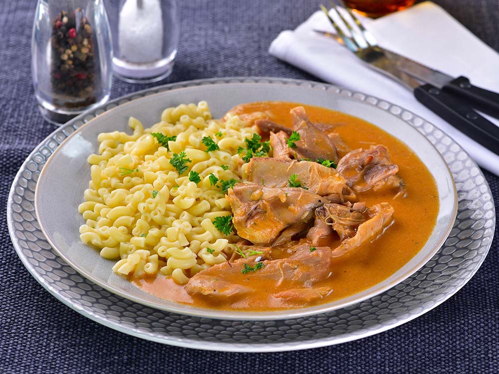 RECEPT: Tradiční slepice na paprice podle šéfkuchaře Radka Pálky